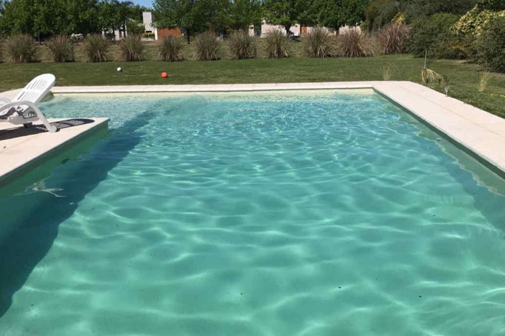 Se acerca la temporada y la mano de obra para construir piletas va ...