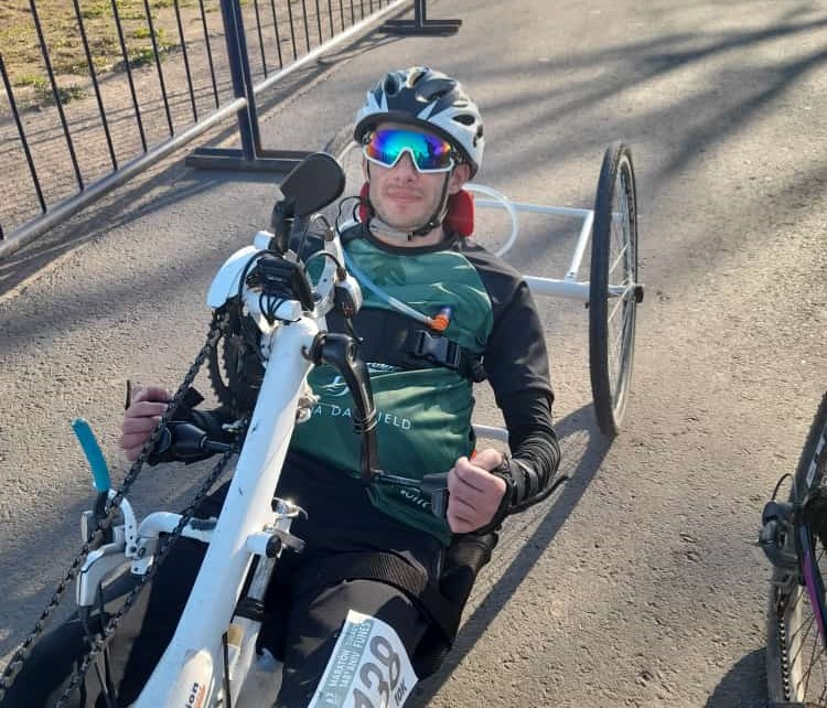 Pablo Lucena lo logró: ya tiene su nueva handbike, una bicicleta adaptada