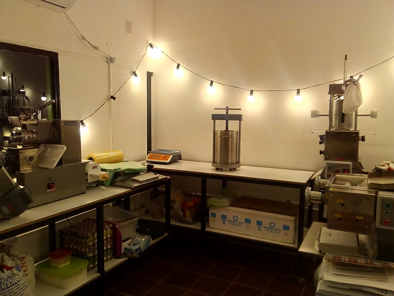 Empezaron amasando en su casa y ahora abrieron local propio